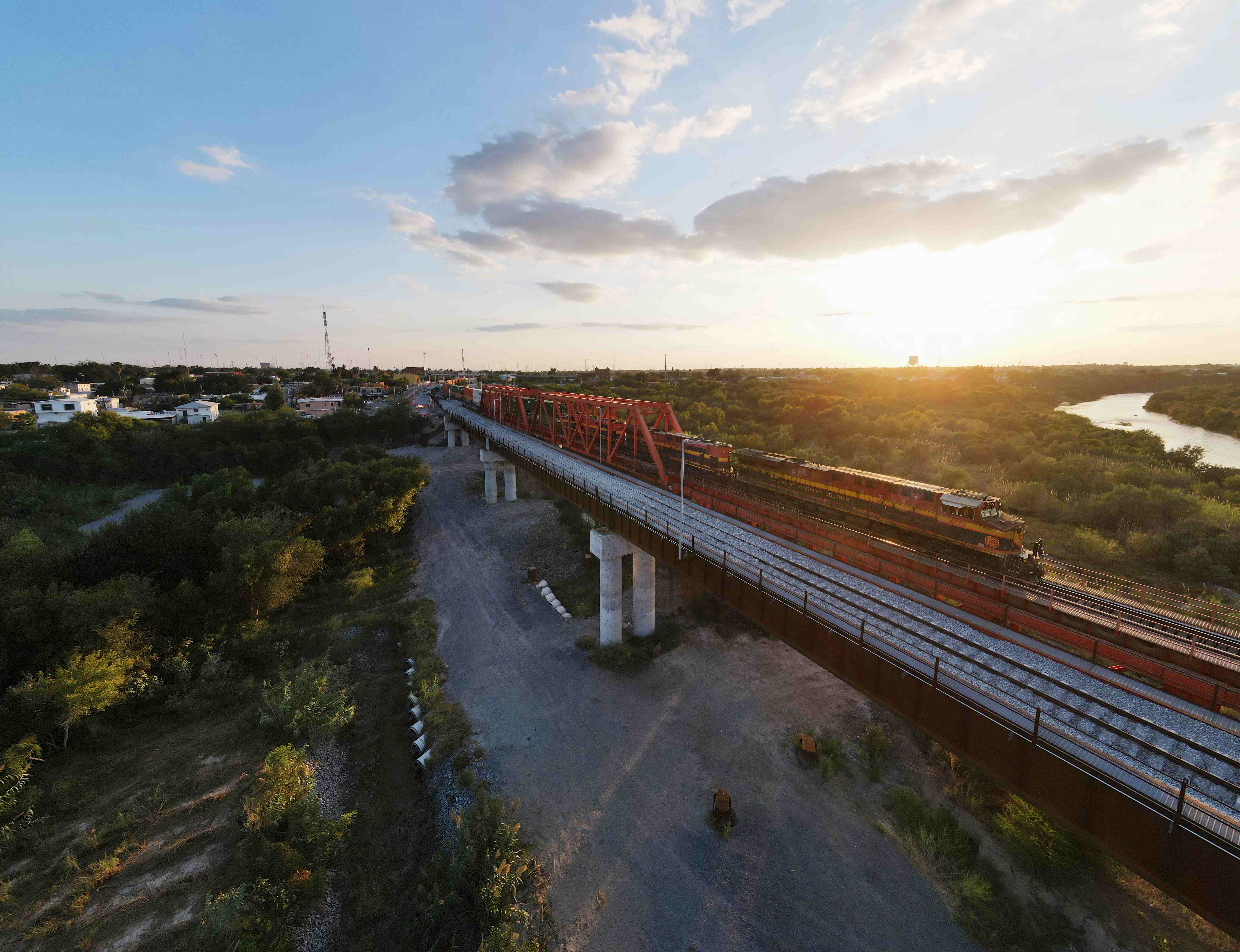 CPKC wraps up construction on 2nd international rail bridge span at ...