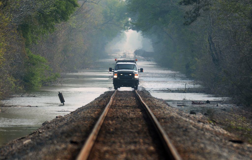Update: floods cause Union Pacific rail bridge outage over Brazos River ...
